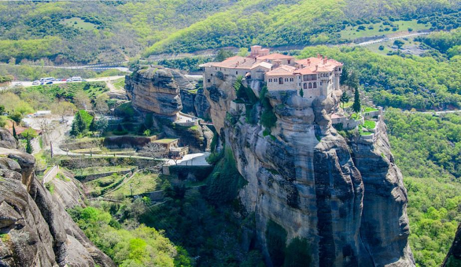 2 Day Private Tour in Delphi & the Monasteries of Meteora from Athens